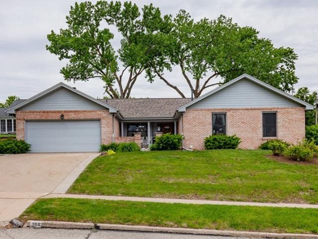 766 34th Pl, West Des Moines, IA 50265