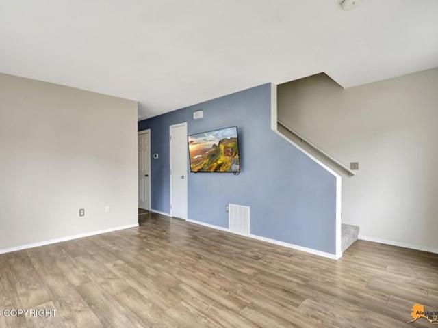 7676 Snow View Dr, Anchorage, AK 99507