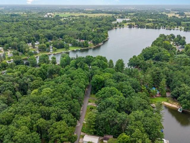 7670 Five Lakes Dr Unit 2, Farwell, MI 48622