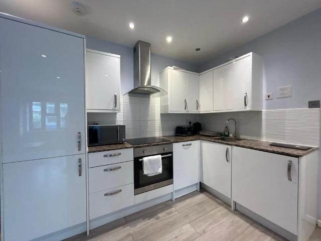 768 768a Bath Road, Hounslow TW5 1 bed flat to rent £1,650 pcm £381 pw