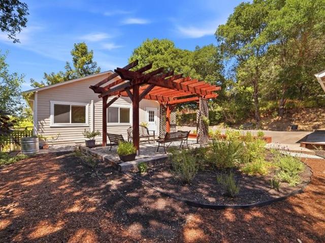 7695 Atkinson Rd, Sebastopol, CA 95472