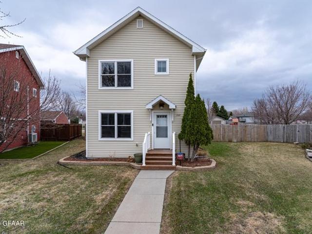 769 Promenade Ct, Grand Forks, ND 58203