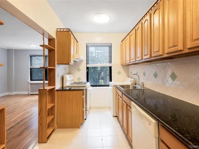 76 12 Ditmars Boulevard, Unit B3 | Compass