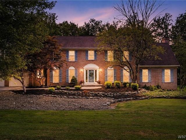 76 Tanglewood Dr W, Orchard Park, NY 14127