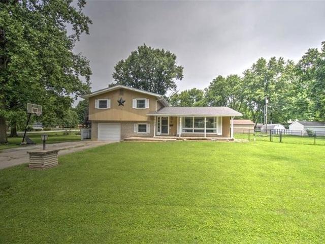 76 Valley Dr, Decatur, IL 62526