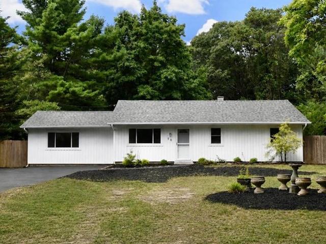 76 Wards Ln, Bellport, NY 11713