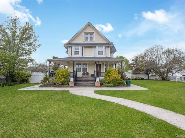 76 Washington Ave, Brentwood, NY 11717