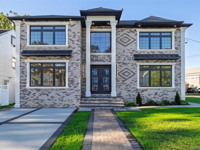 76 Gerard Ave W, Malverne, NY 11565
