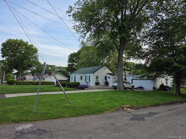 76 Hanrahan Ave, Farmingville, NY 11738