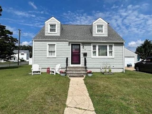 76 Idaho St, Lindenhurst, NY 11757