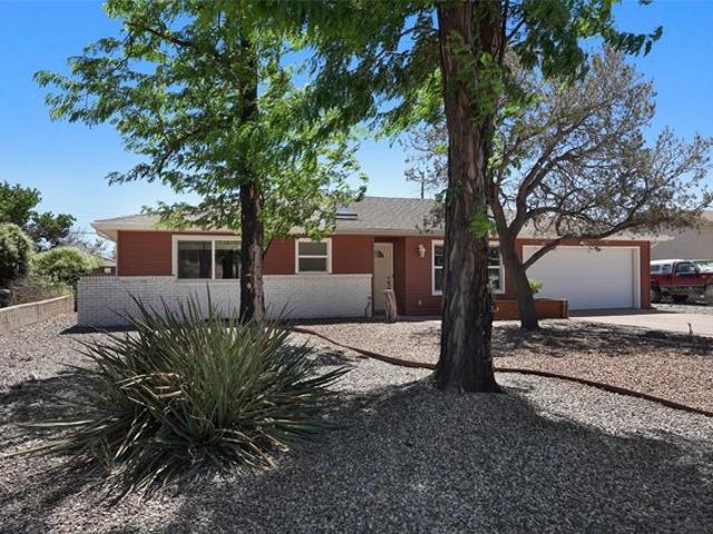 76 Isleta Dr, White Rock, NM 87547