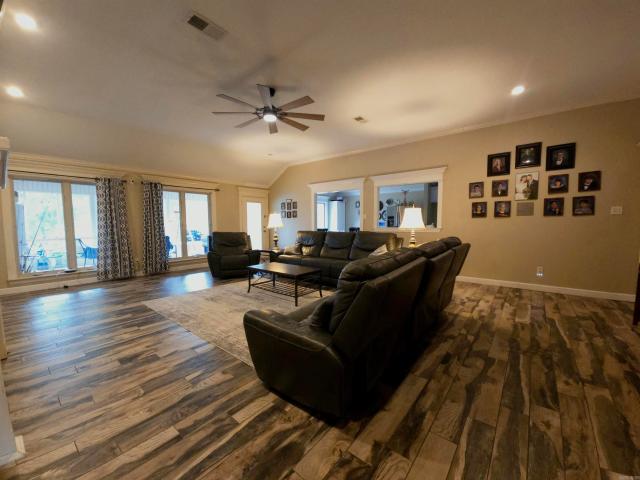 76 Lakeland Dr