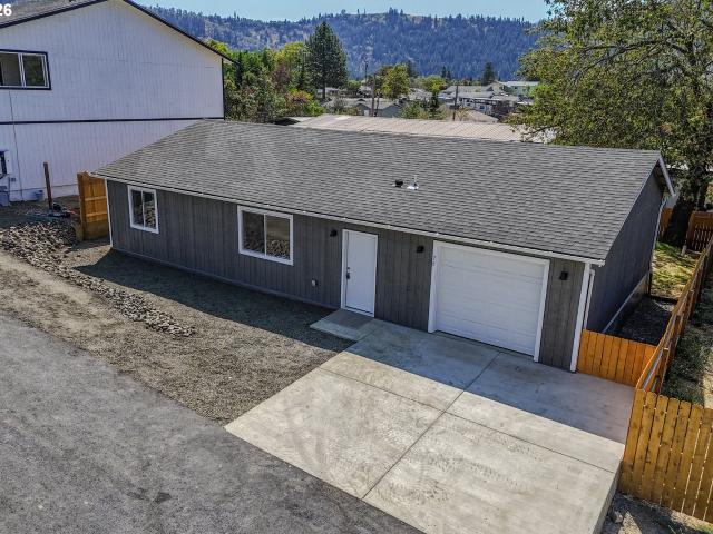 76 se darrell ave