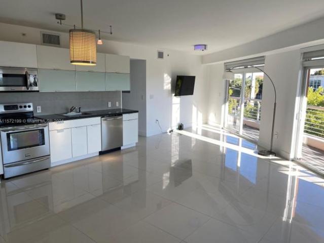 7700 Tatum Waterway Dr #401, Miami Beach, FL 33141