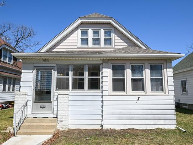 7702 W Lorraine Pl, Milwaukee, WI 53222