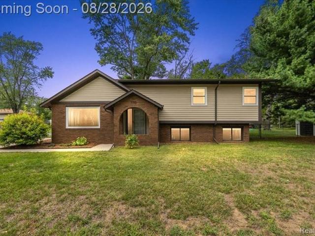 7710 Richardson Rd, West Bloomfield Township, MI 48323