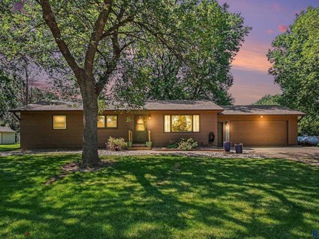 7713 E 38th St, Sioux Falls, SD 57110