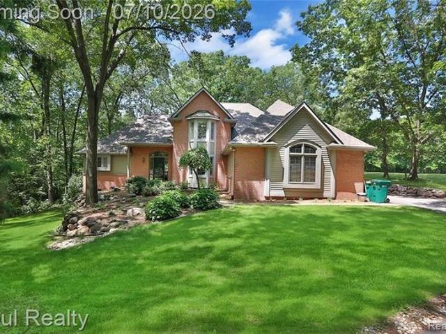 7725 Partridge Hill Dr, Hamburg Township, MI 48116