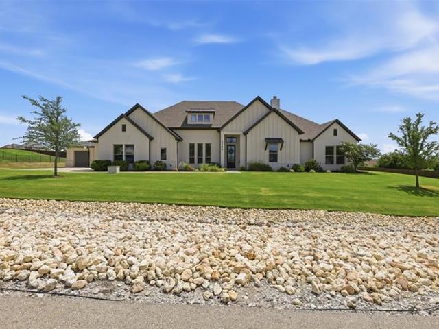 7736 Laura Lake Ln, Fort Worth, TX 76126