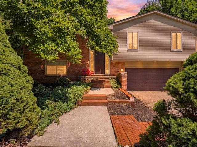 7737 Collingwood Dr, Brighton, MI 48114