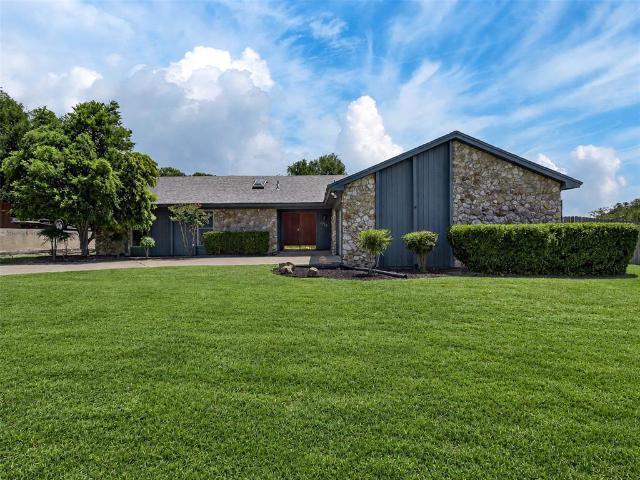 7733 Woodside Hill