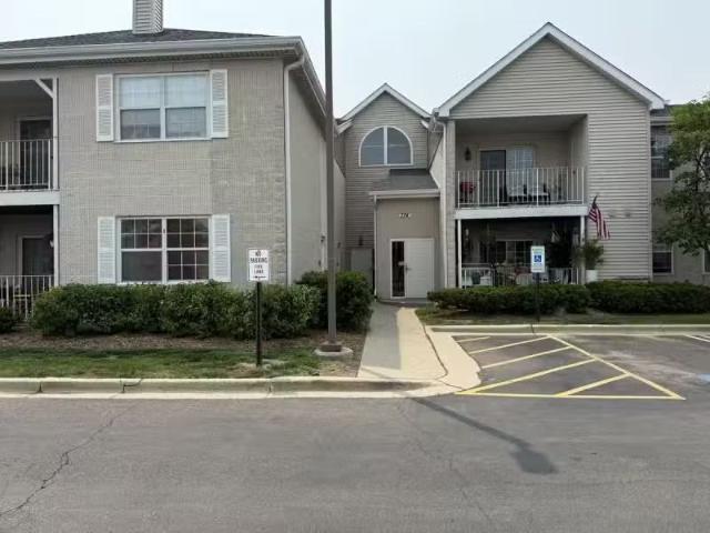 774 N Gary Avenue, 102, Carol Stream, IL 60188