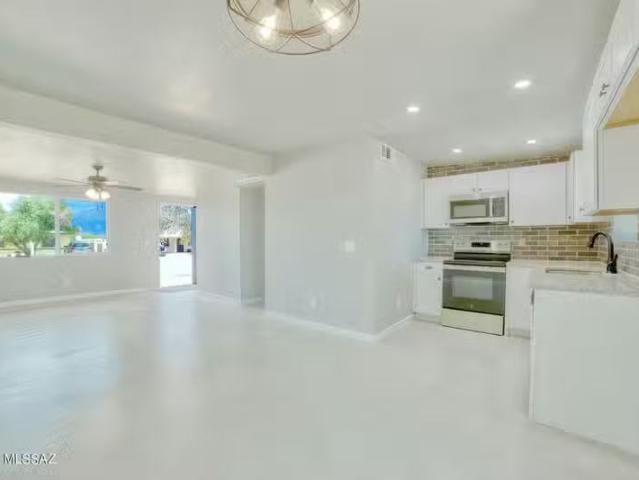 7752 E APPLE TREE DR, TUCSON, AZ 85730 Single Family Residence.