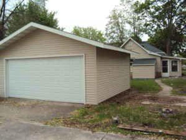 $775 / 2br Home with garage and a fenced in yard 1403 Redfield st. map