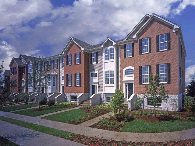 775 Lewisburg Ln, Aurora, IL 60504
