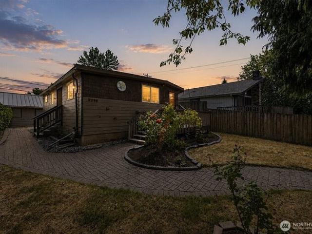 7768 14th Ave SW, Seattle, WA 98106