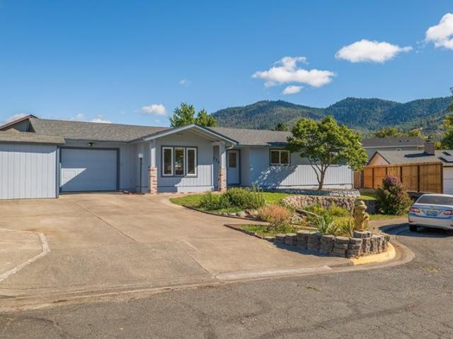776 NW Carol Dr, Grants Pass, OR 97526