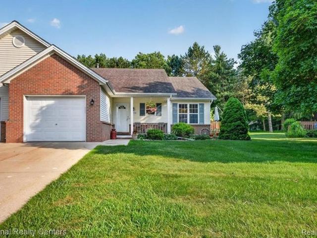 7774 E Ridge Dr, Almont Vlg, MI 48003