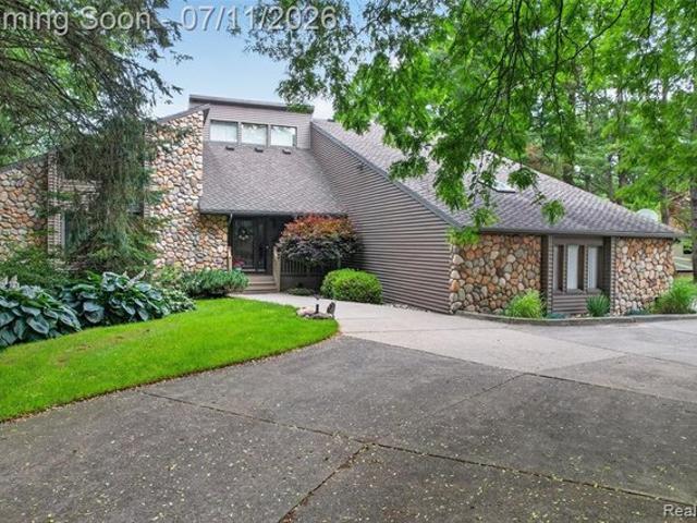 7772 Athlone Dr, Hamburg Township, MI 48116