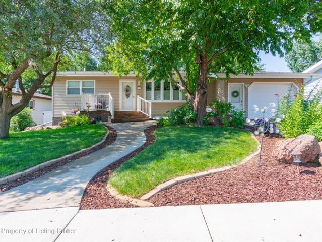 777 8th Ave E, Dickinson, ND 58601