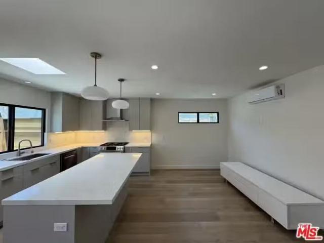 7808 Truxton Ave, Los Angeles, CA 90045
