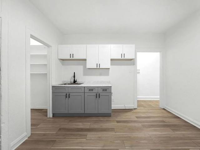 7801 S Essex Ave, Chicago, IL 60649