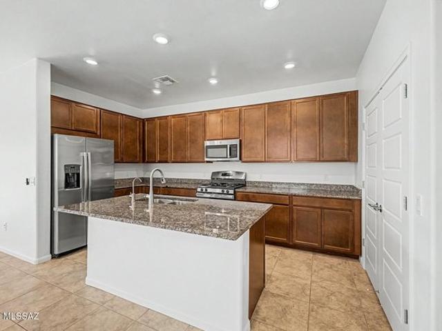 7803 S Sugarbend Dr, Tucson, AZ 85757