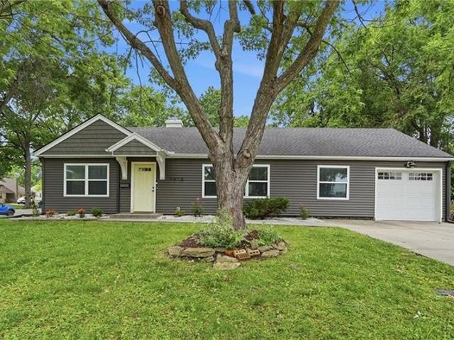 7816 Booth Dr, Prairie Village, KS 66208