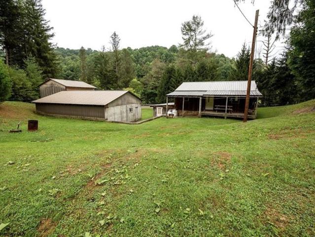 7816 Husky Hwy, Mannington, WV 26582