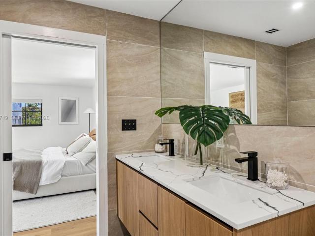 7811 Carlyle Ave, Miami Beach, FL 33141 | MLS #A12047