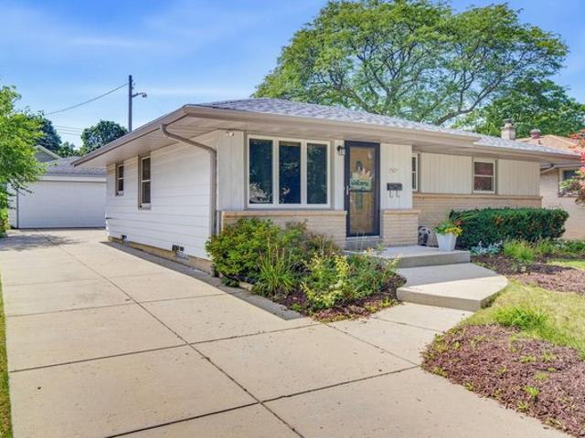 7827 W Eden Pl, Milwaukee, WI 53220
