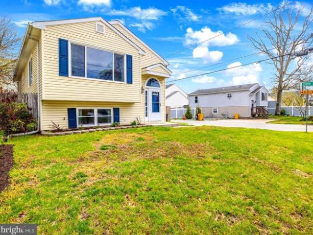 7821 E Shore Rd, Pasadena, MD 21122