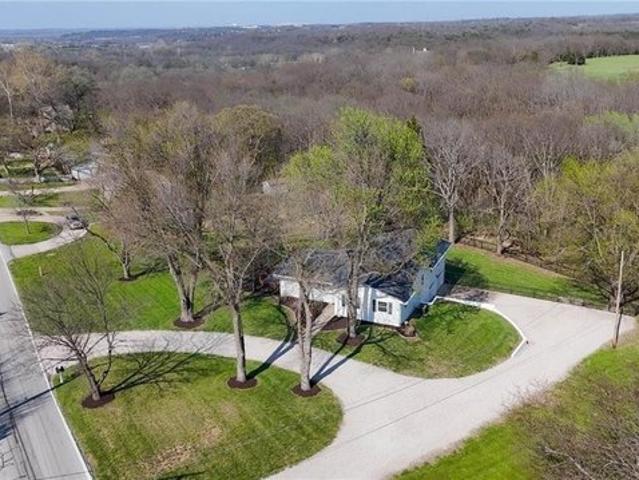 7823 Woodland Dr, Shawnee, KS 66218