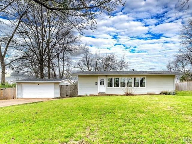 7837 LA Belle St, Affton, MO 63123