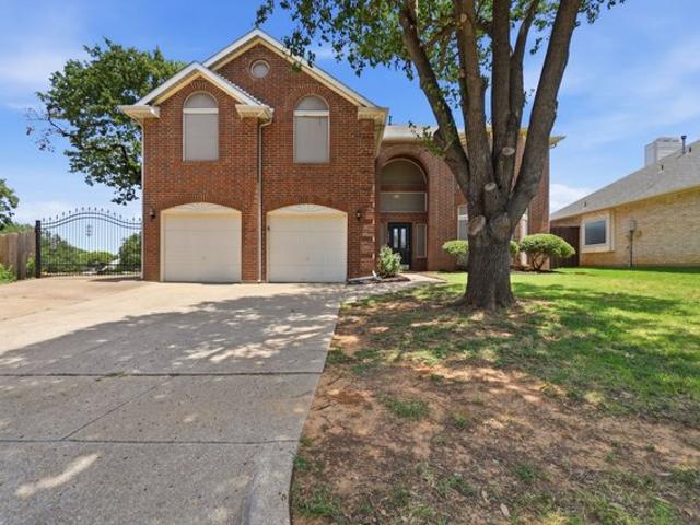 7840 Clover Leaf Dr, North Richland Hills, TX 76182