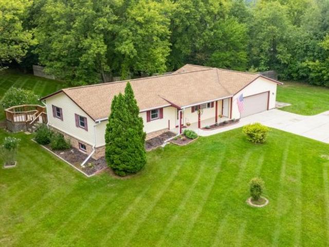 7841 Pathfinder Ln, Farmington, WI 53090