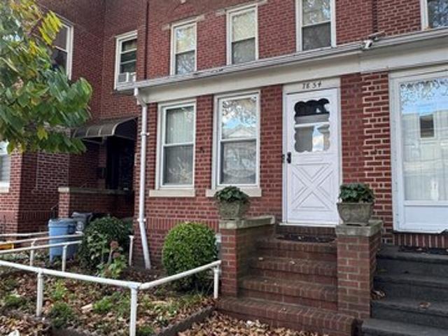 7854 75th St, Glendale, NY 11385