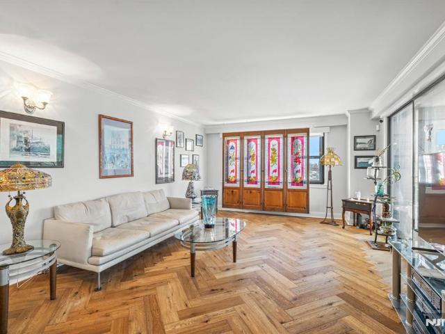 7855 Boulevard E # 6A