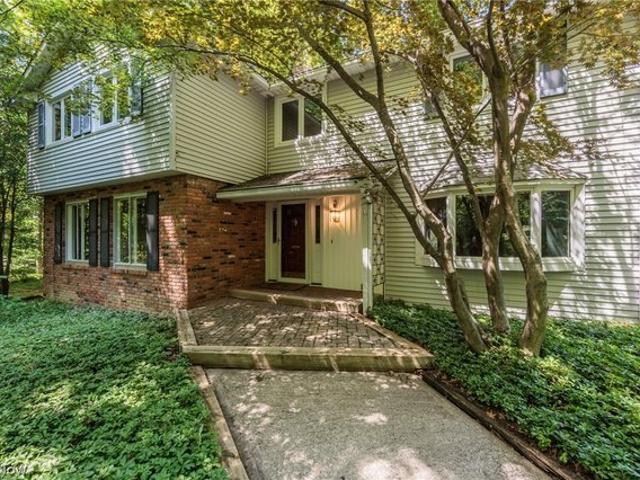 7859 Sugarbush Ln, Gates Mills, OH 44040