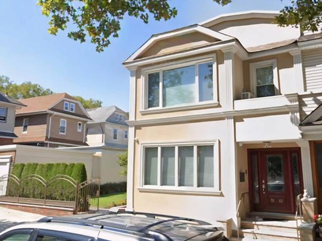 7868 84th St, Glendale, NY 11385